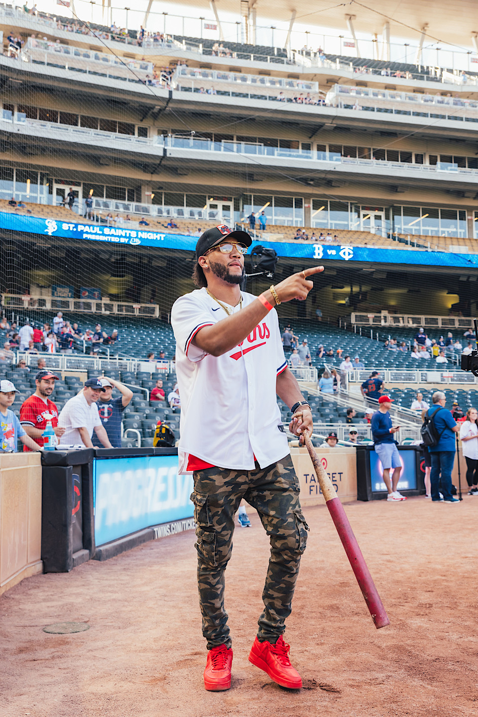 DAVID MORRELL JR. THROWS OUT FIRST PITCH AT TWINS GAME AS BENAVIDEZ ...